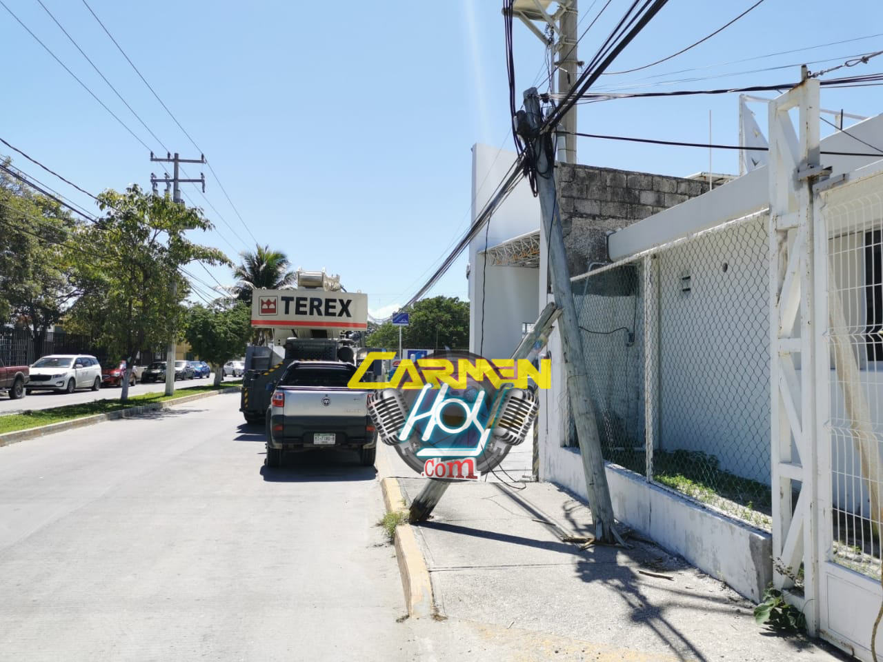 Derriba poste de Telmex | CarmenHoy.Mx - Noticias y Programas de ...